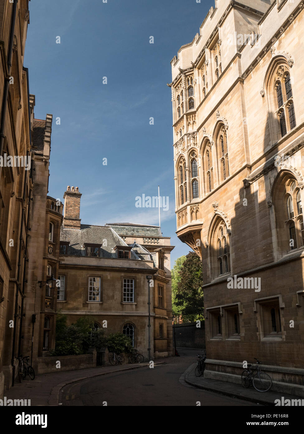 Overhanging building hi-res stock photography and images - Alamy