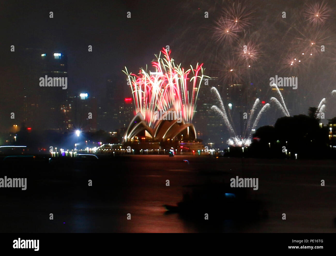 New Years Eve fireworks in Sydney: 8 tons of fireworks set the sky on ...