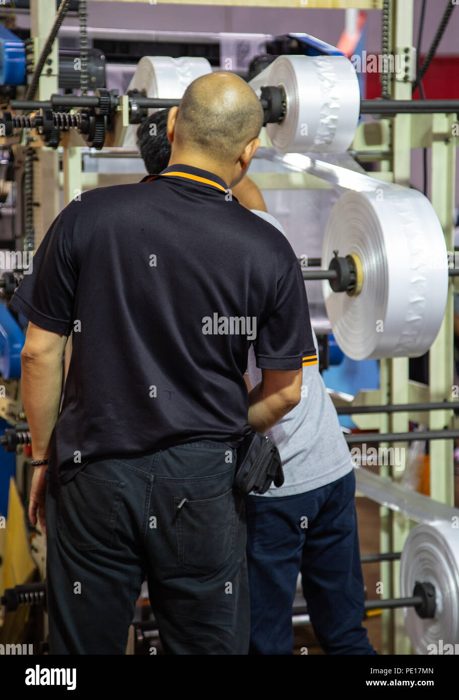 Worker maintenance extruder machine of polyethylene for industry ...