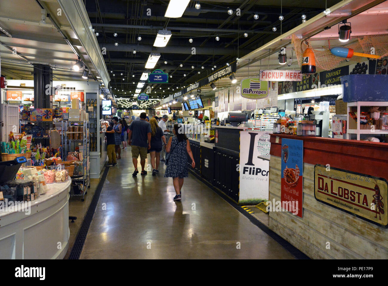 Chicago neighborhood sidewalk downtown hi-res stock photography and ...