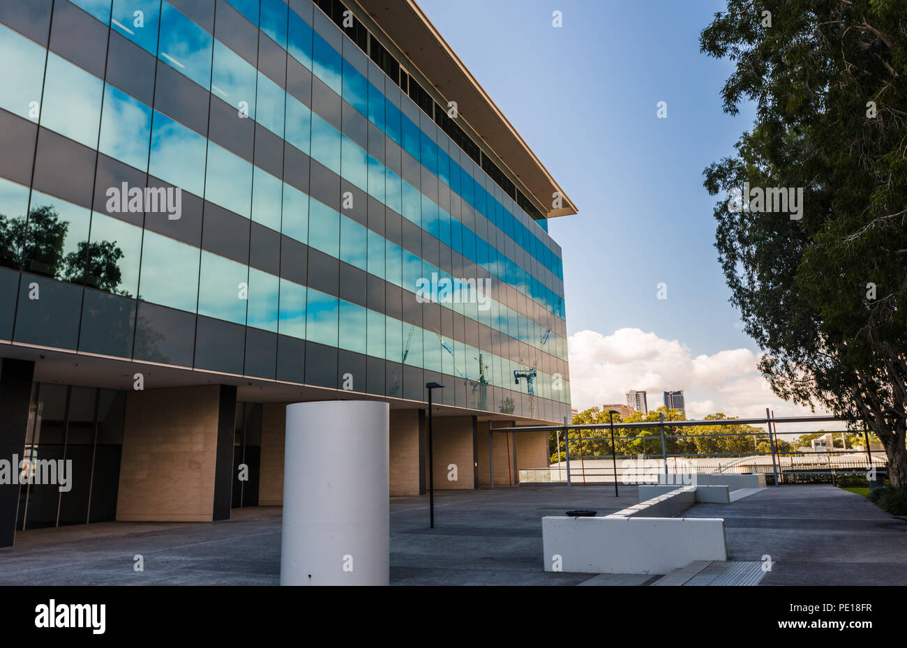 Reflecting windows hi-res stock photography and images - Alamy
