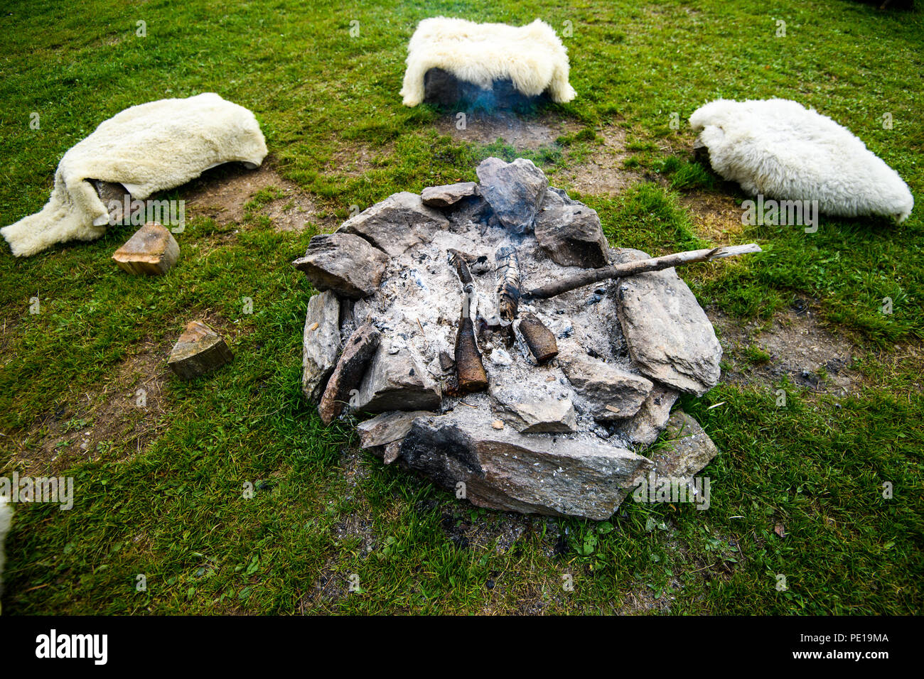 Campfire circle hi-res stock photography and images - Alamy