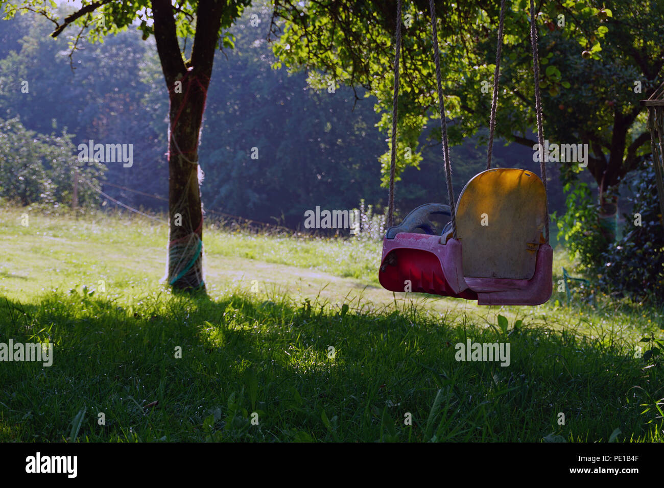 old wheel loader with big scoop Stock Photo - Alamy