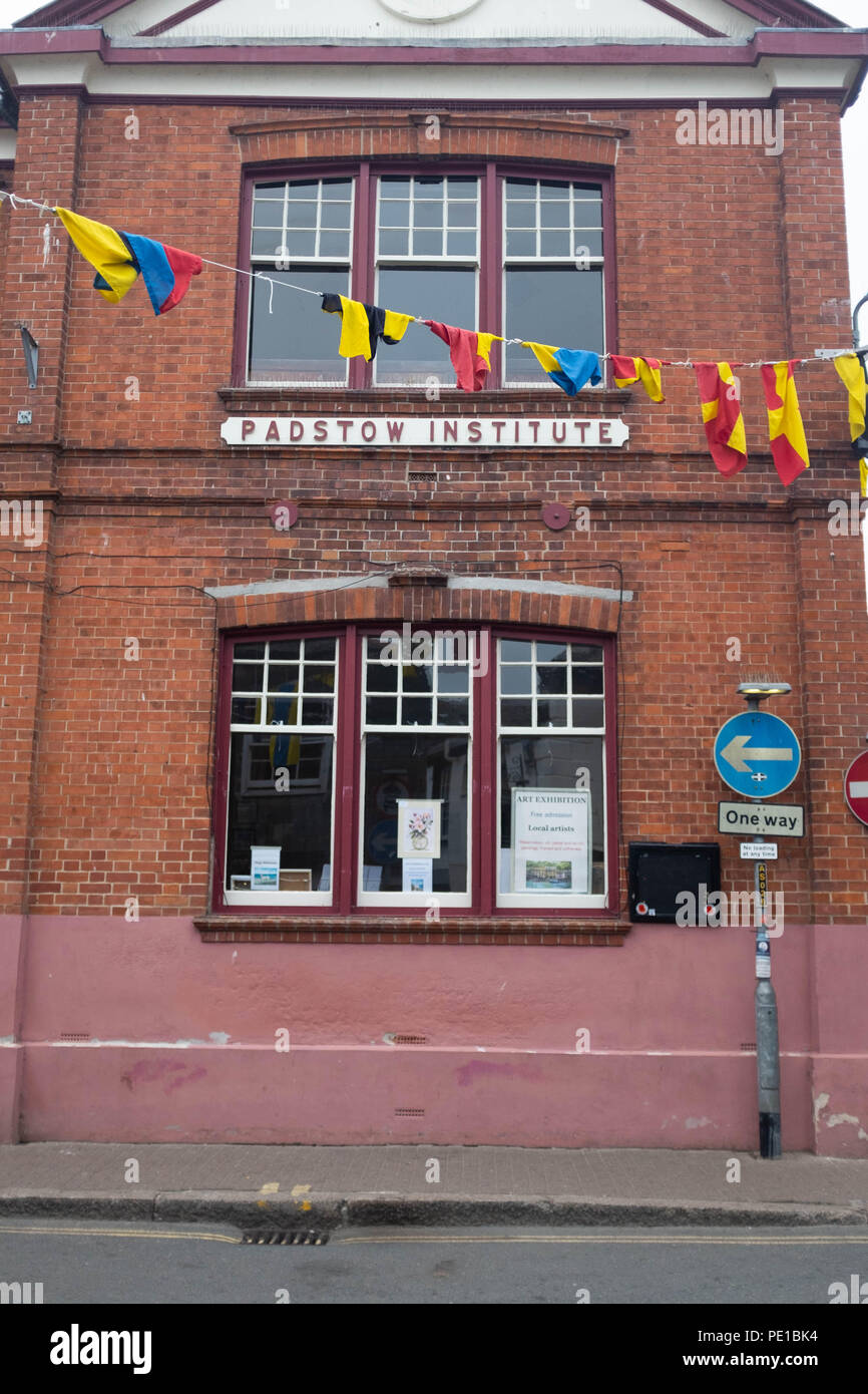 Padstow town centre hi-res stock photography and images - Alamy