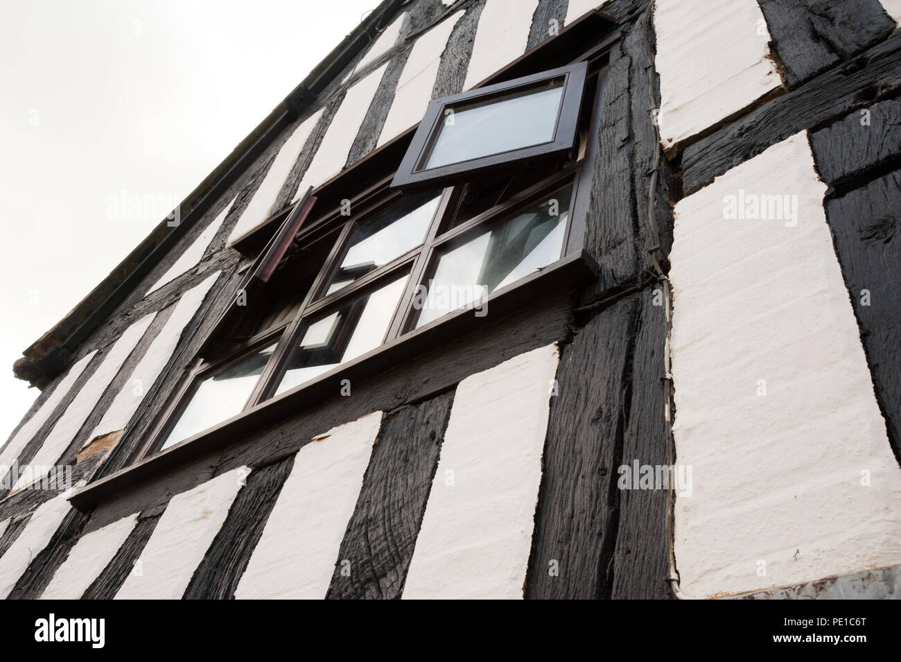 Half wood frame building hi-res stock photography and images - Alamy