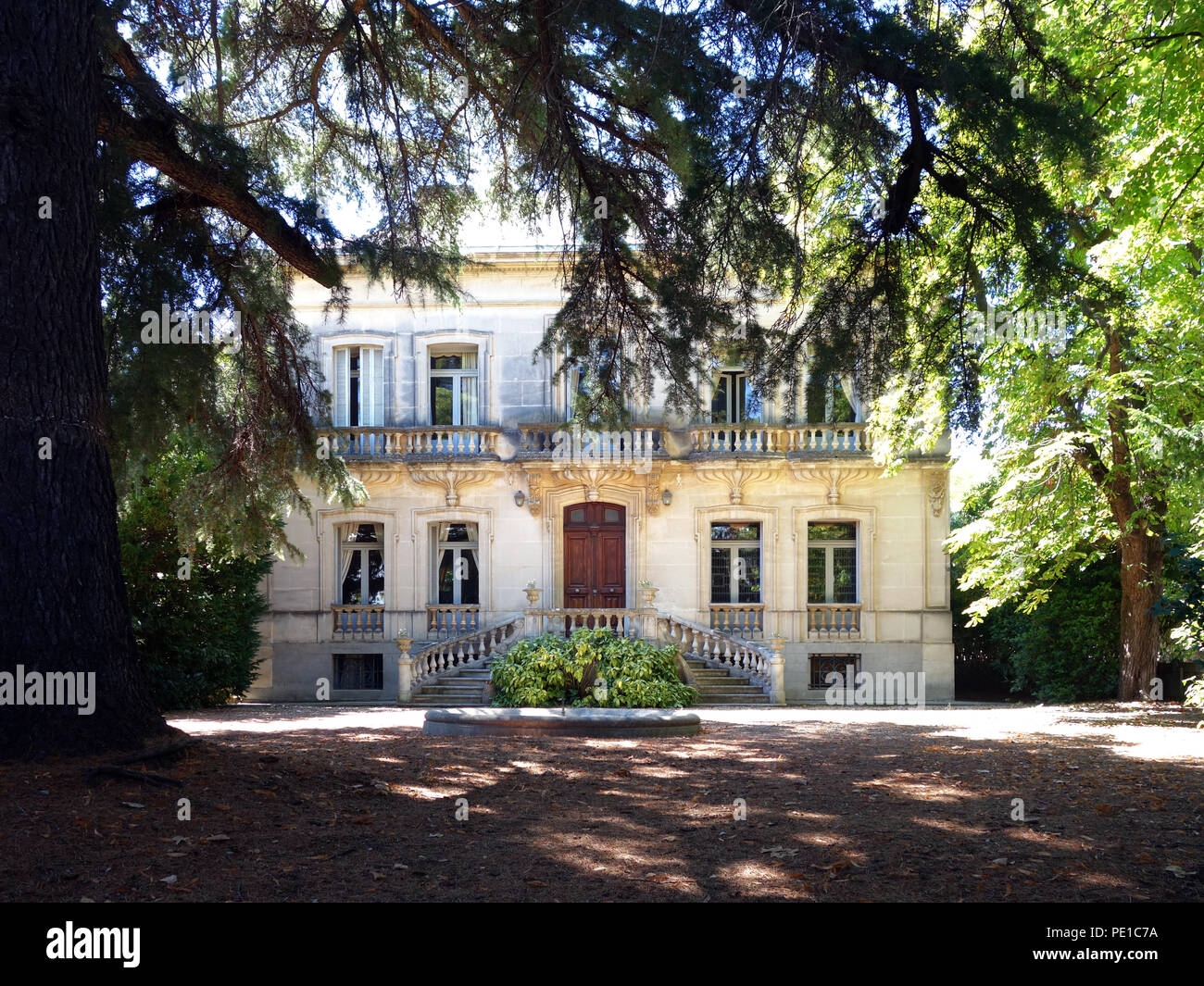 Two up two down house exterior hi-res stock photography and images - Alamy