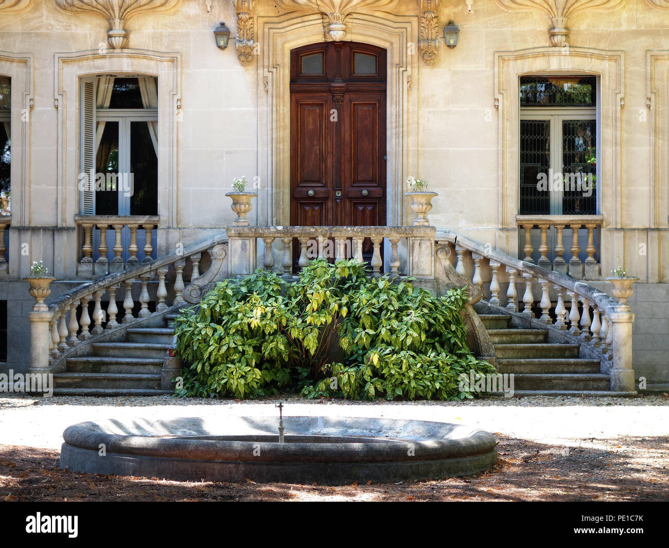 Sweeping front steps hi-res stock photography and images - Alamy