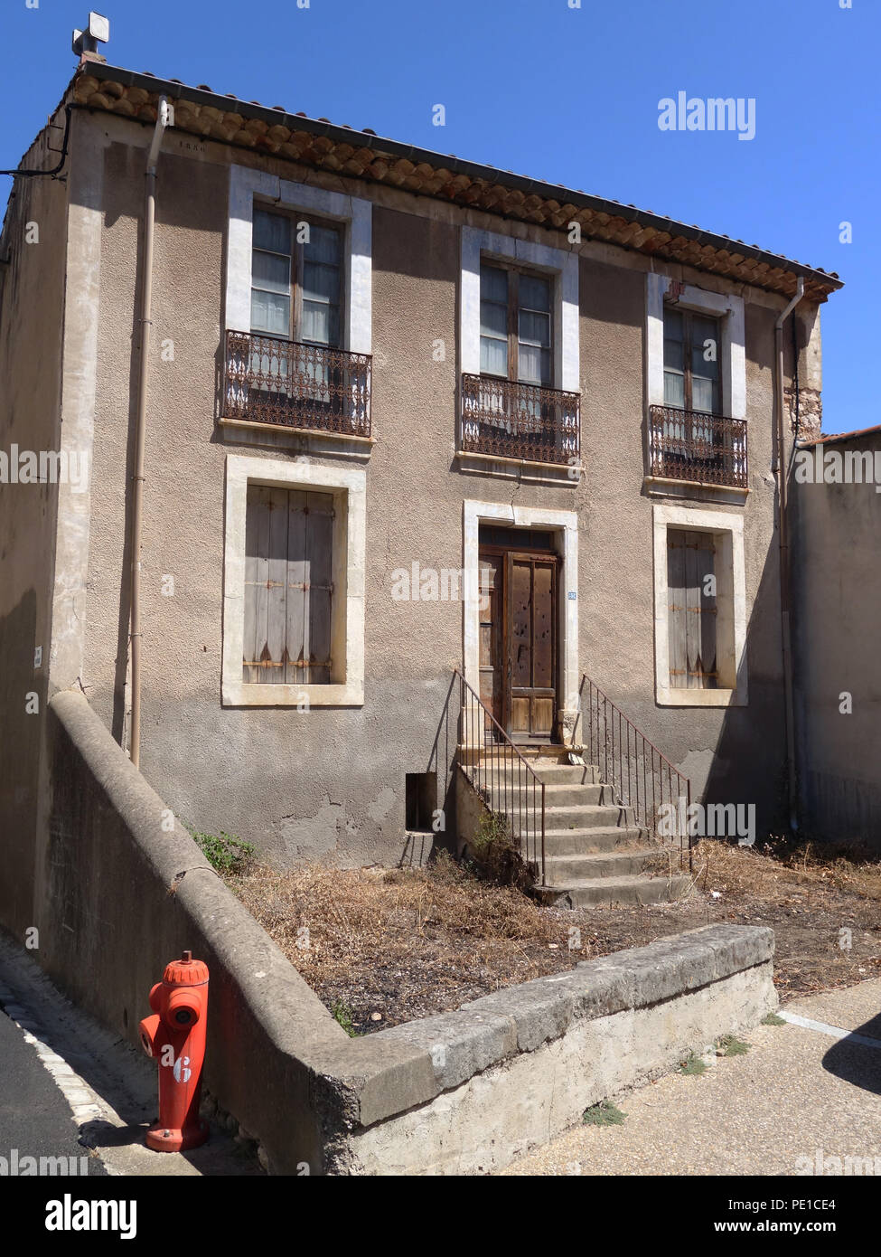 Unkept building hi-res stock photography and images - Alamy