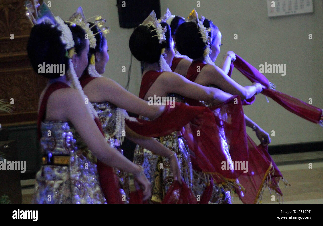 Gambyong dance hi-res stock photography and images - Alamy