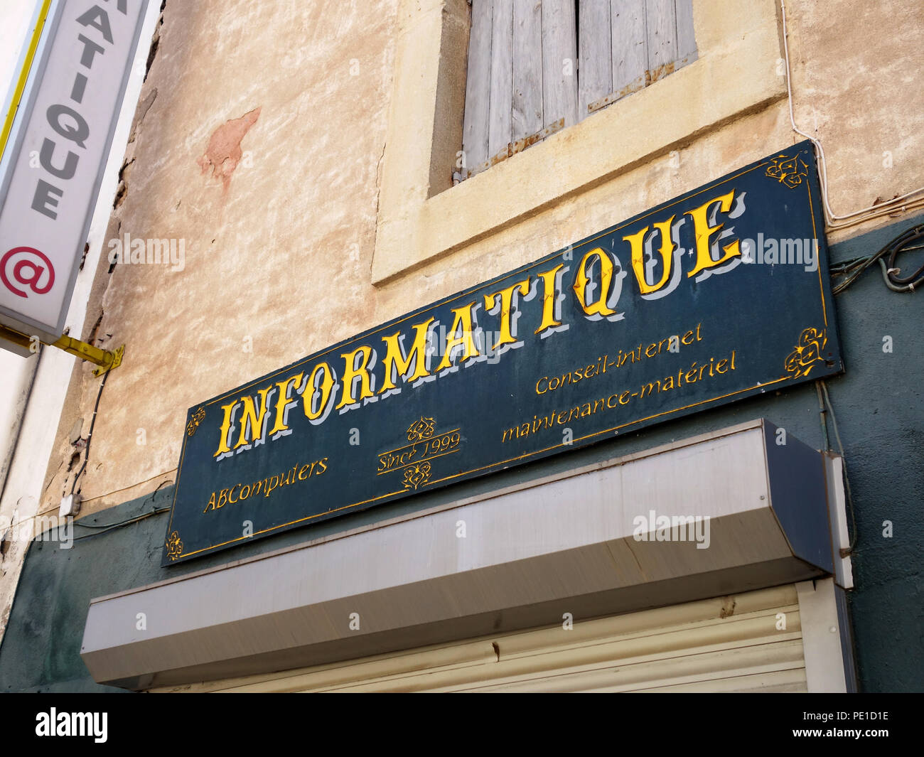 Repair expert hi-res stock photography and images - Alamy