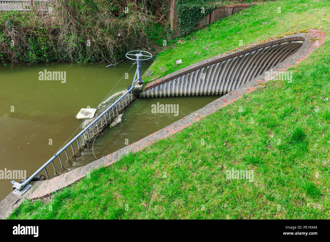 Flood gate wheel hi-res stock photography and images - Alamy