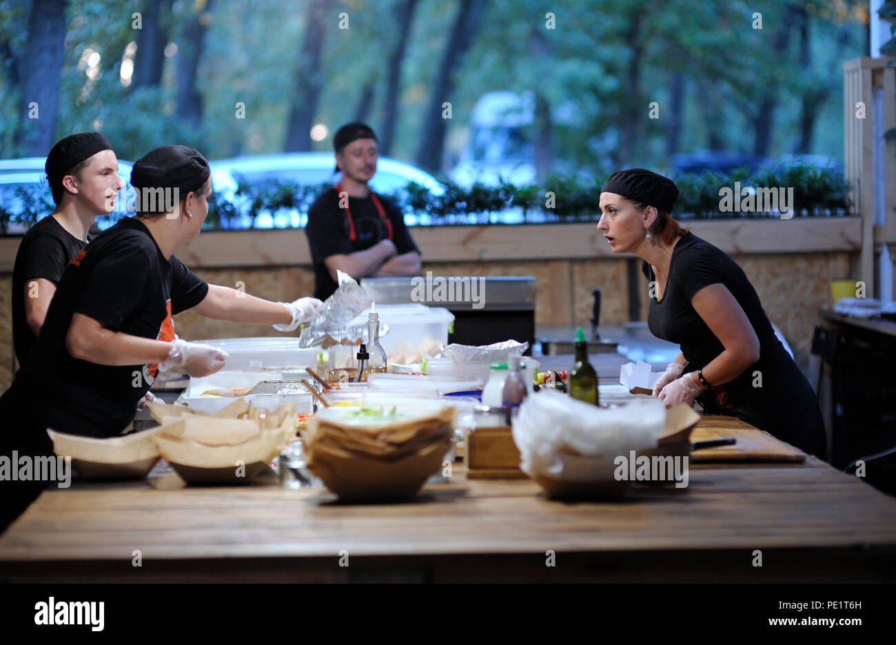 Fast Food Worker Stock Photos & Fast Food Worker Stock Images - Alamy