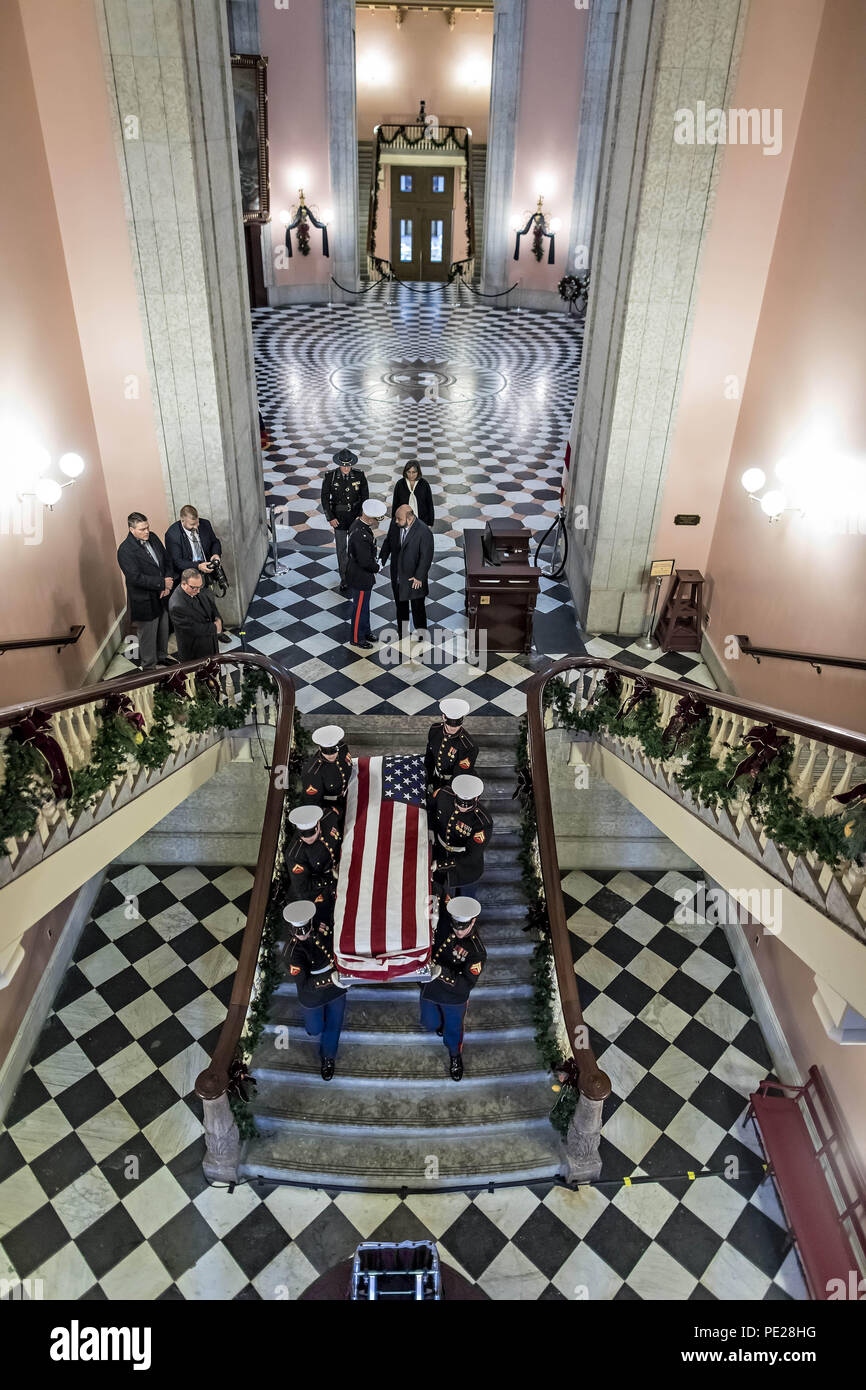 United states marines carry hi-res stock photography and images - Alamy