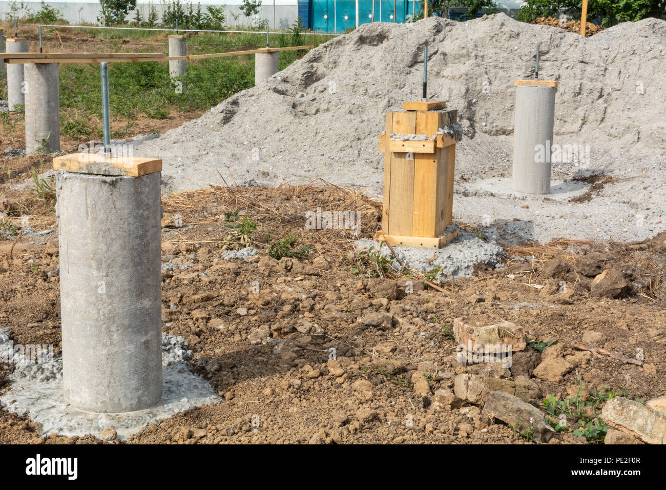 Pile foundation hi-res stock photography and images - Alamy