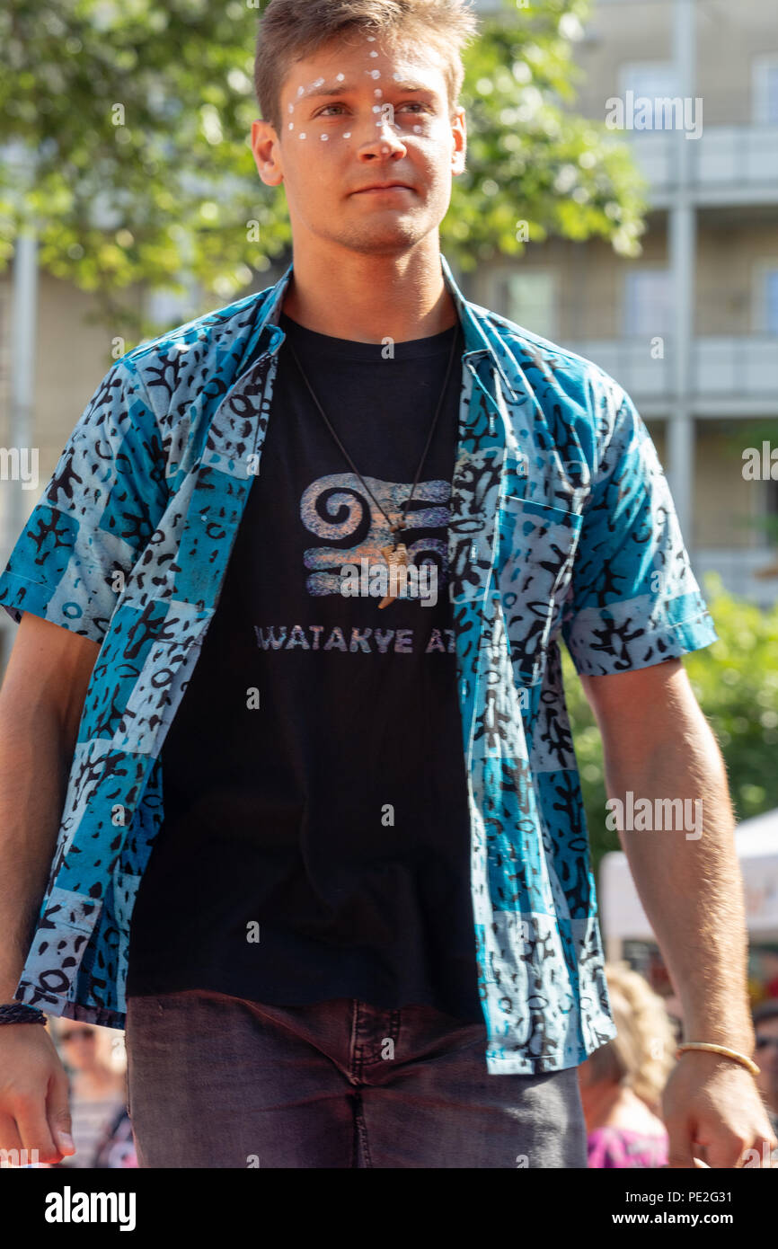 Male model catwalk hi-res stock photography and images - Alamy