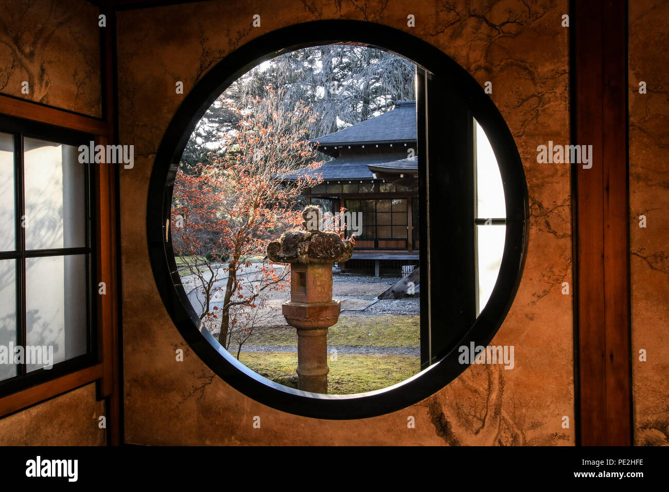 Japanese round window hi-res stock photography and images - Alamy