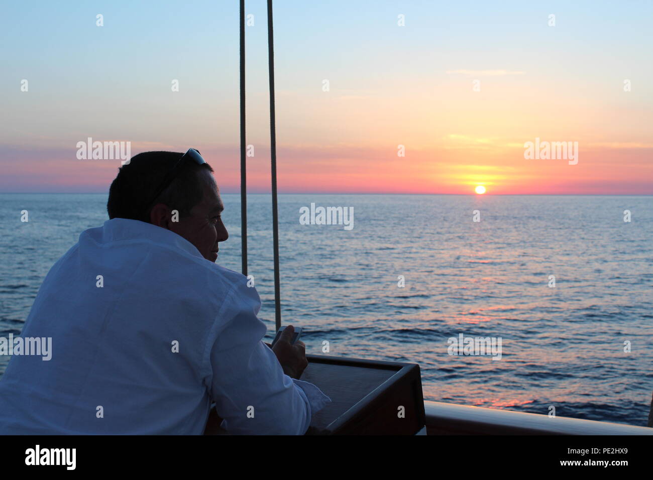 Profile silhouette of man watching sunset hi-res stock photography and ...