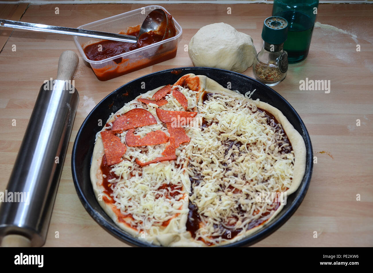 Pizza home delivery family hi-res stock photography and images - Alamy