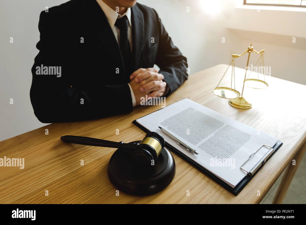 Lawyer courtroom hi-res stock photography and images - Alamy