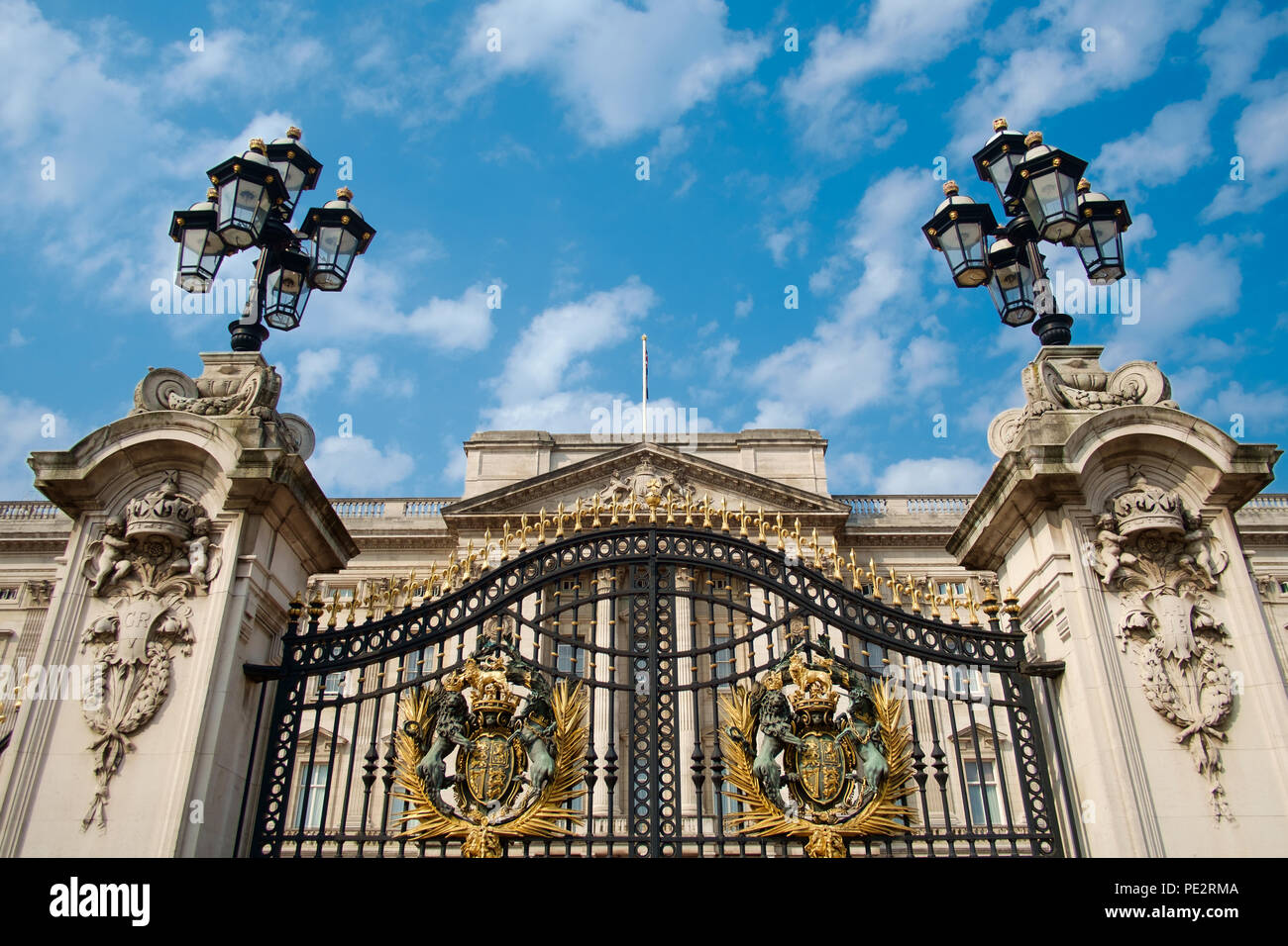London mansion gates hi-res stock photography and images - Alamy