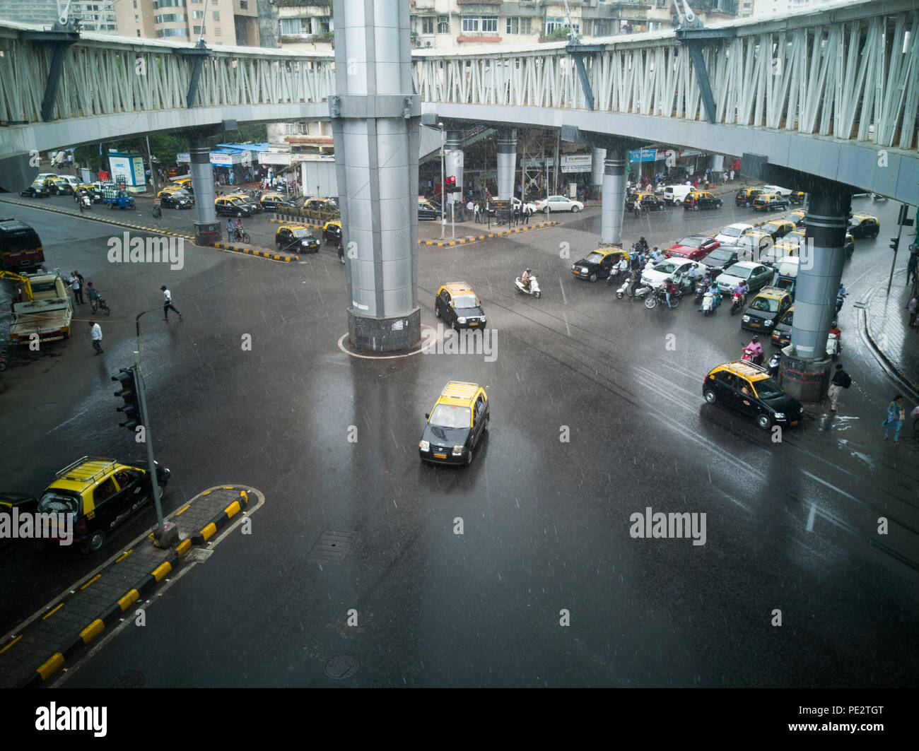 Pedestrian intersection in india hi-res stock photography and images ...