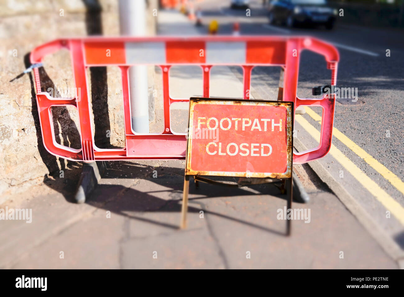Footpath closed sign hi-res stock photography and images - Alamy