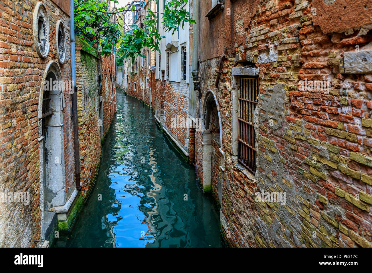 Canal side facade hi-res stock photography and images - Alamy