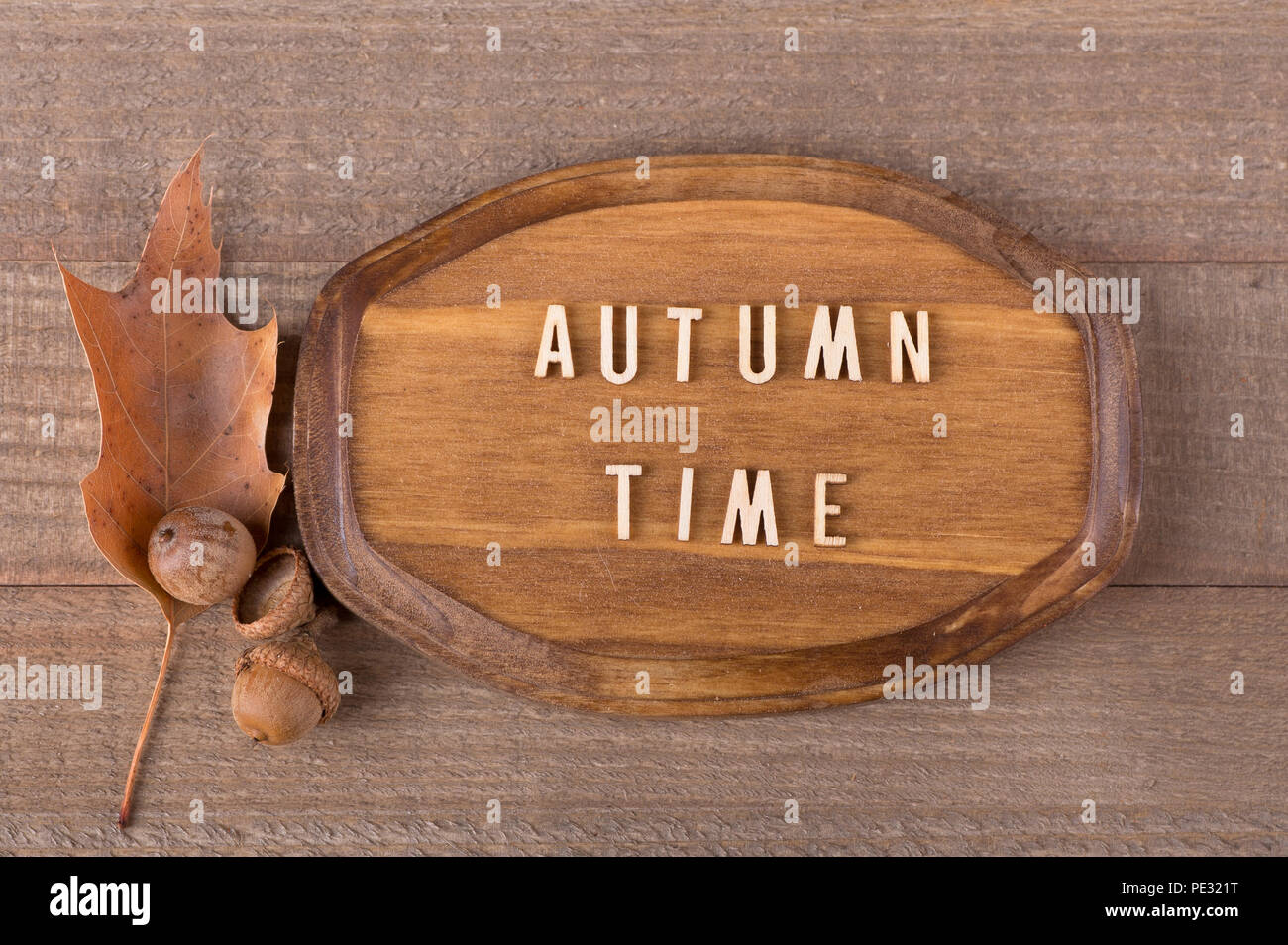 Wood plaque with autumn time text with oak leaf and acorns Stock Photo ...