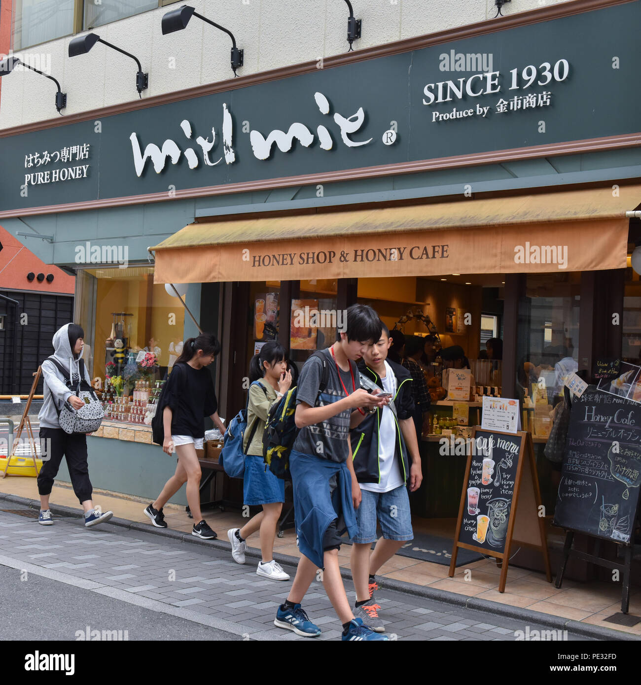 Storefront kyoto hi-res stock photography and images - Alamy