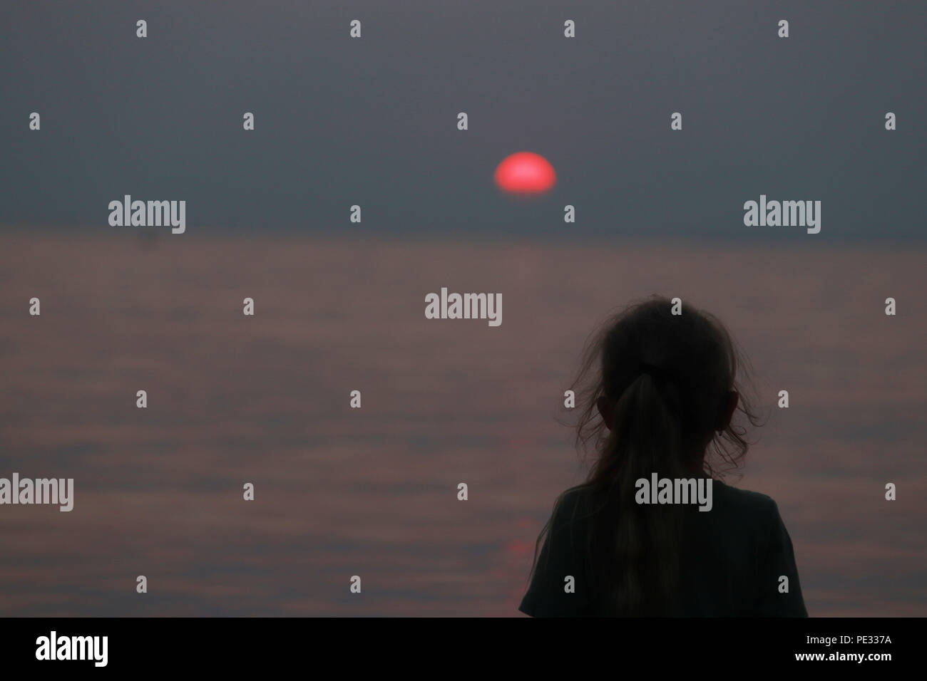 Child with sunset hi-res stock photography and images - Alamy