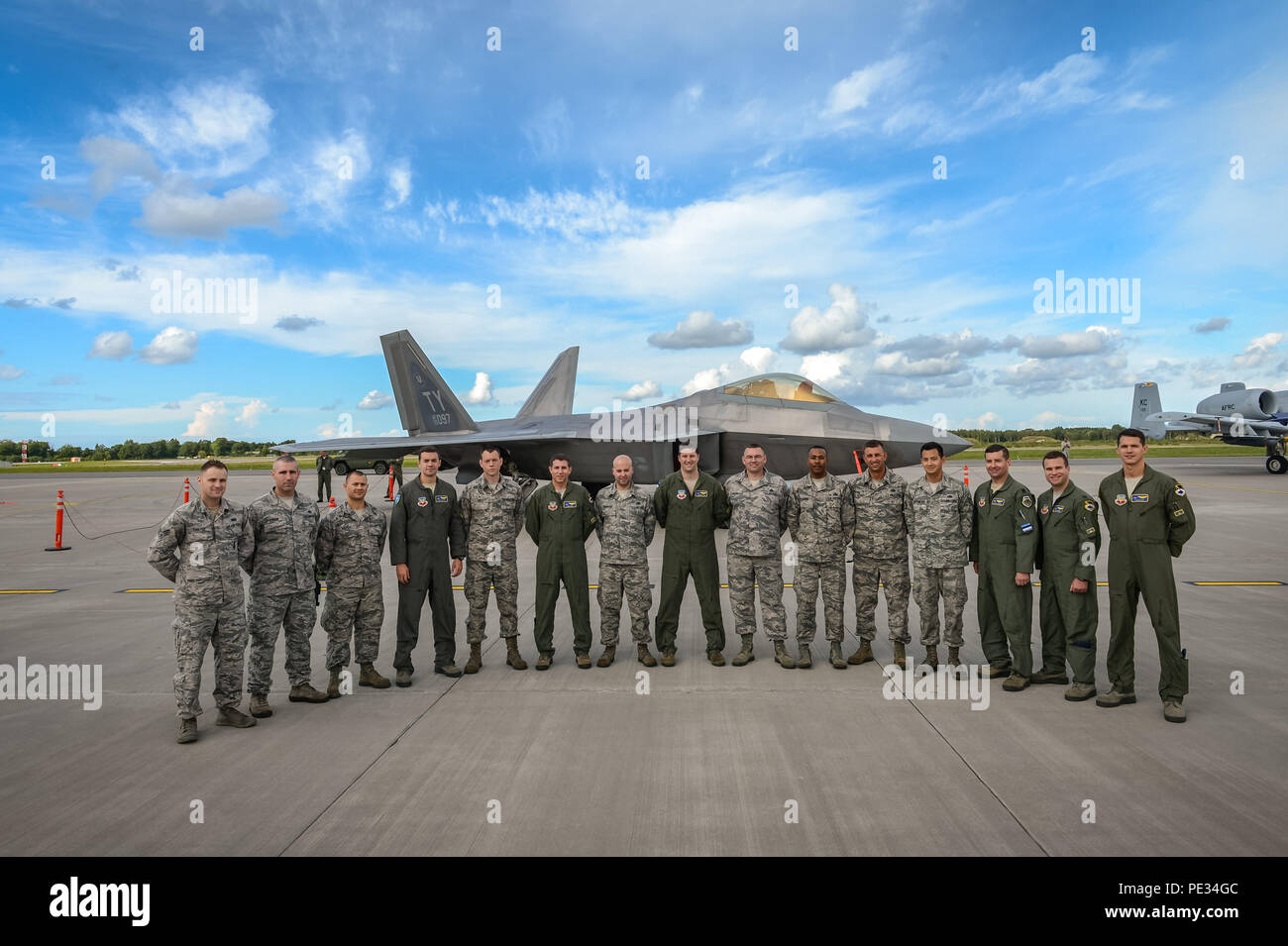 how many f 22 pilots are there