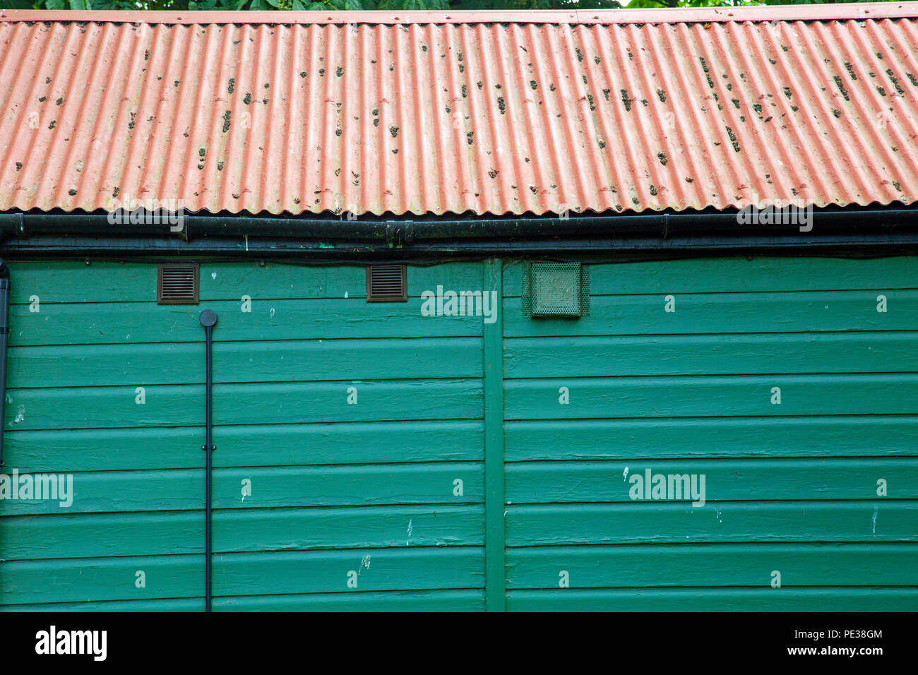 Red corrugated roof shed hi-res stock photography and images - Alamy