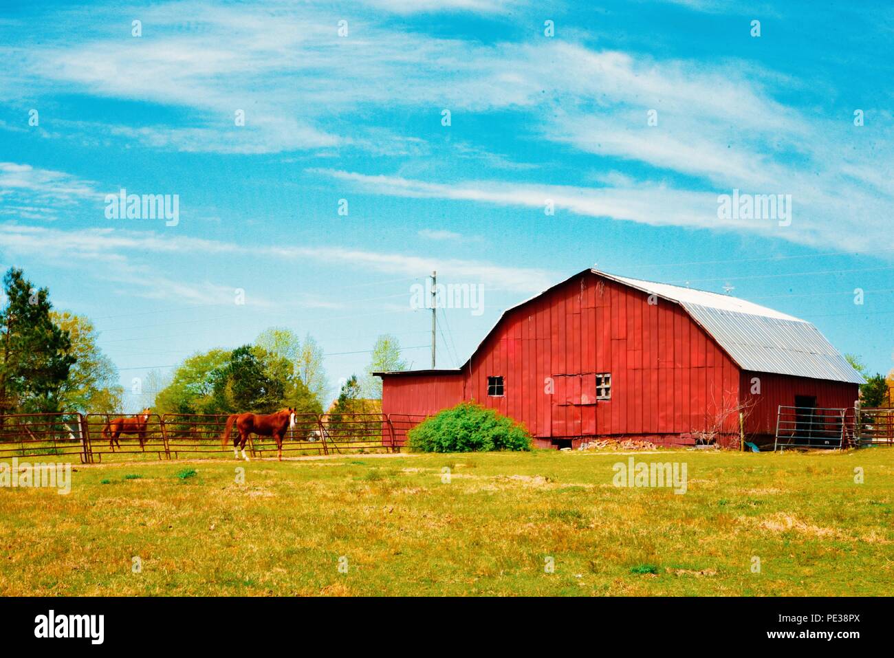 Classic red barn hi-res stock photography and images - Alamy