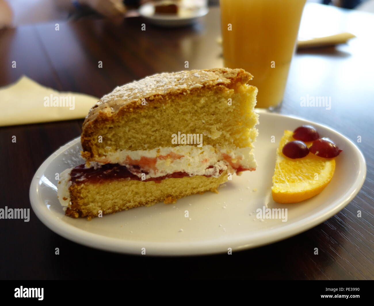 victoria sponge cake Stock Photo - Alamy