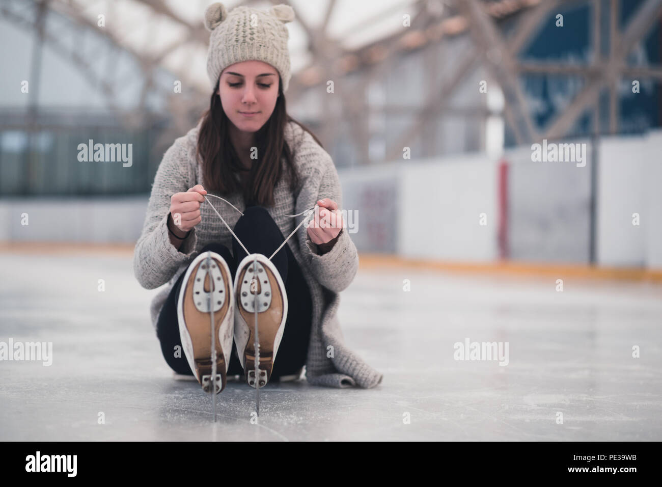 Pretty young woman at ice-skating rink Stock Photo - Alamy