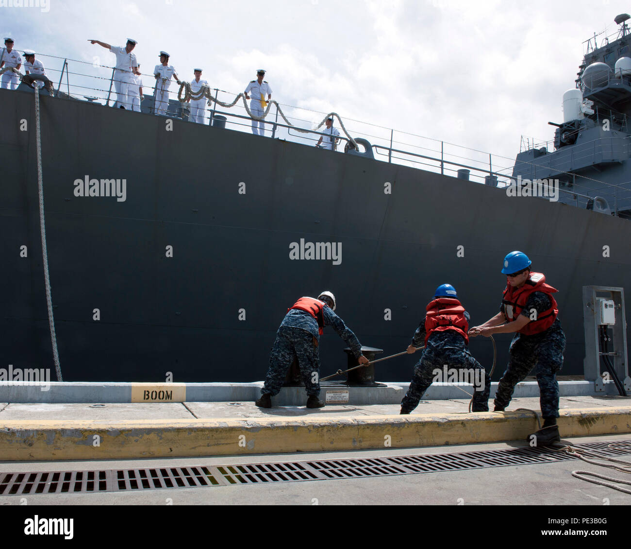 150923-N-ON468-089 PEARL HARBOR (Sept. 23, 2015) Line handlers receive ...
