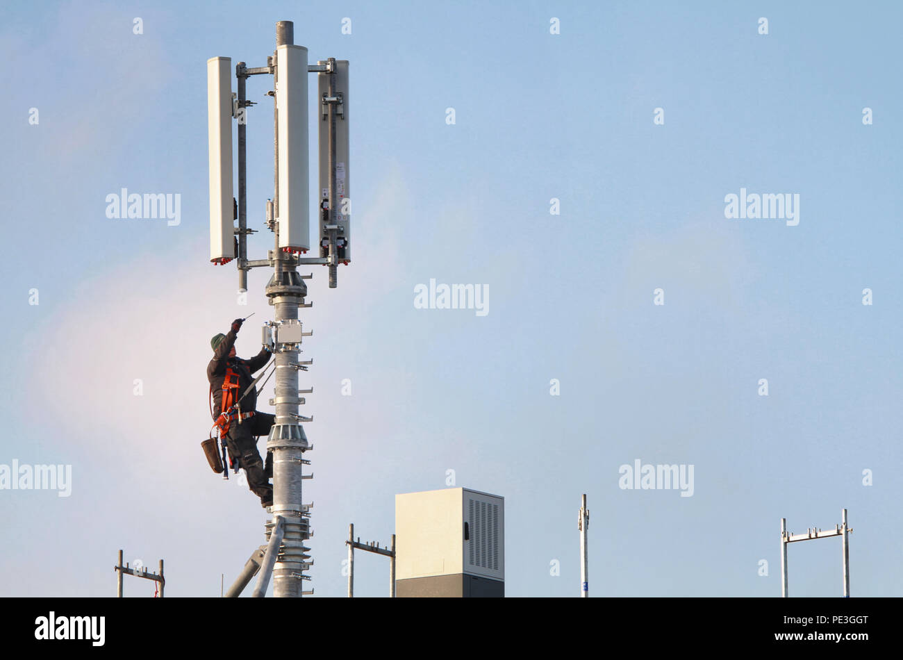 Cell tower worker hi-res stock photography and images - Alamy