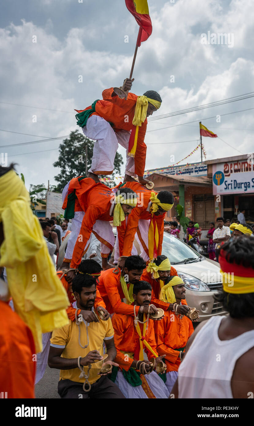 Acrobat pyramid hi-res stock photography and images - Alamy