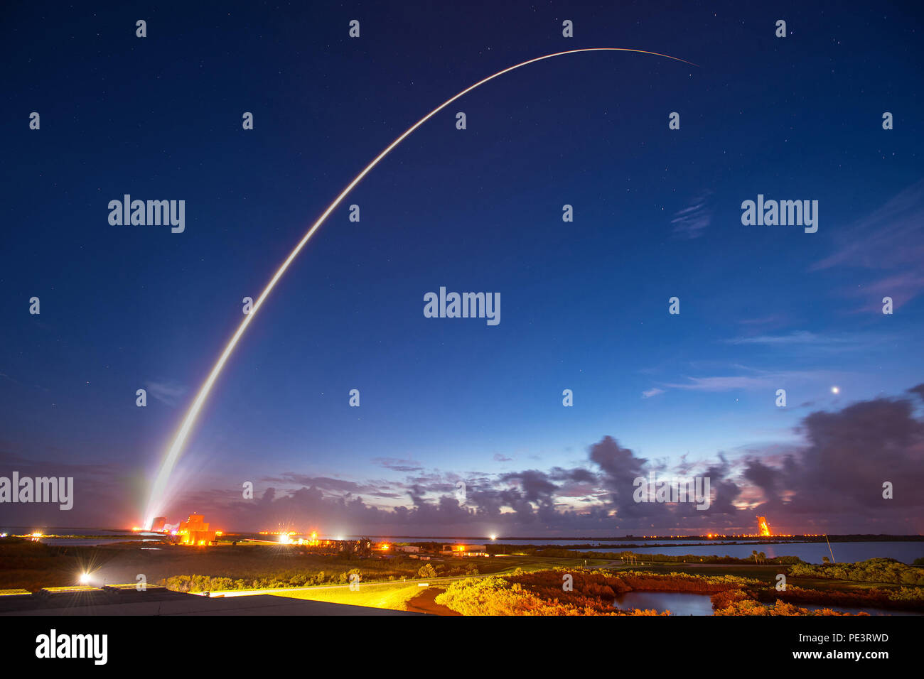 Ground data link antenna system hi-res stock photography and images - Alamy