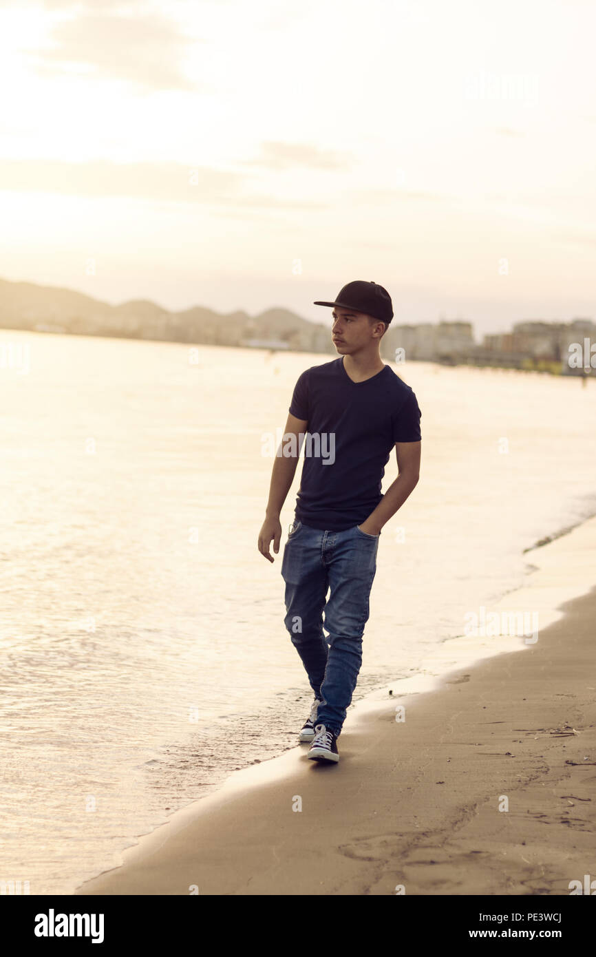 Teen beach walking alone hi-res stock photography and images - Alamy