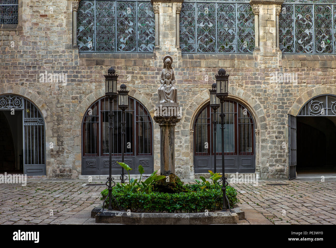Medieval courtyard in Barcelona in Spain - 2 Stock Photo - Alamy
