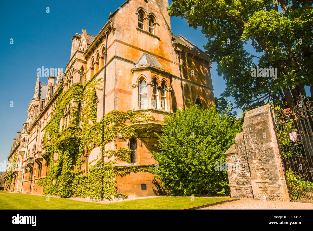 College gates oxford university hi-res stock photography and images - Alamy