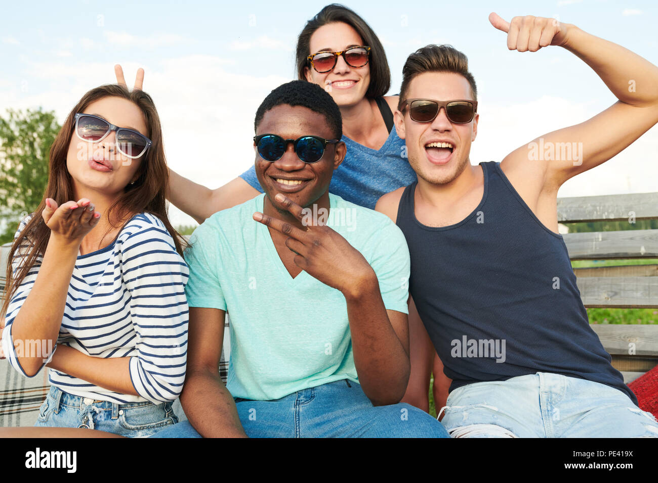 People having fun outdoors hi-res stock photography and images - Alamy