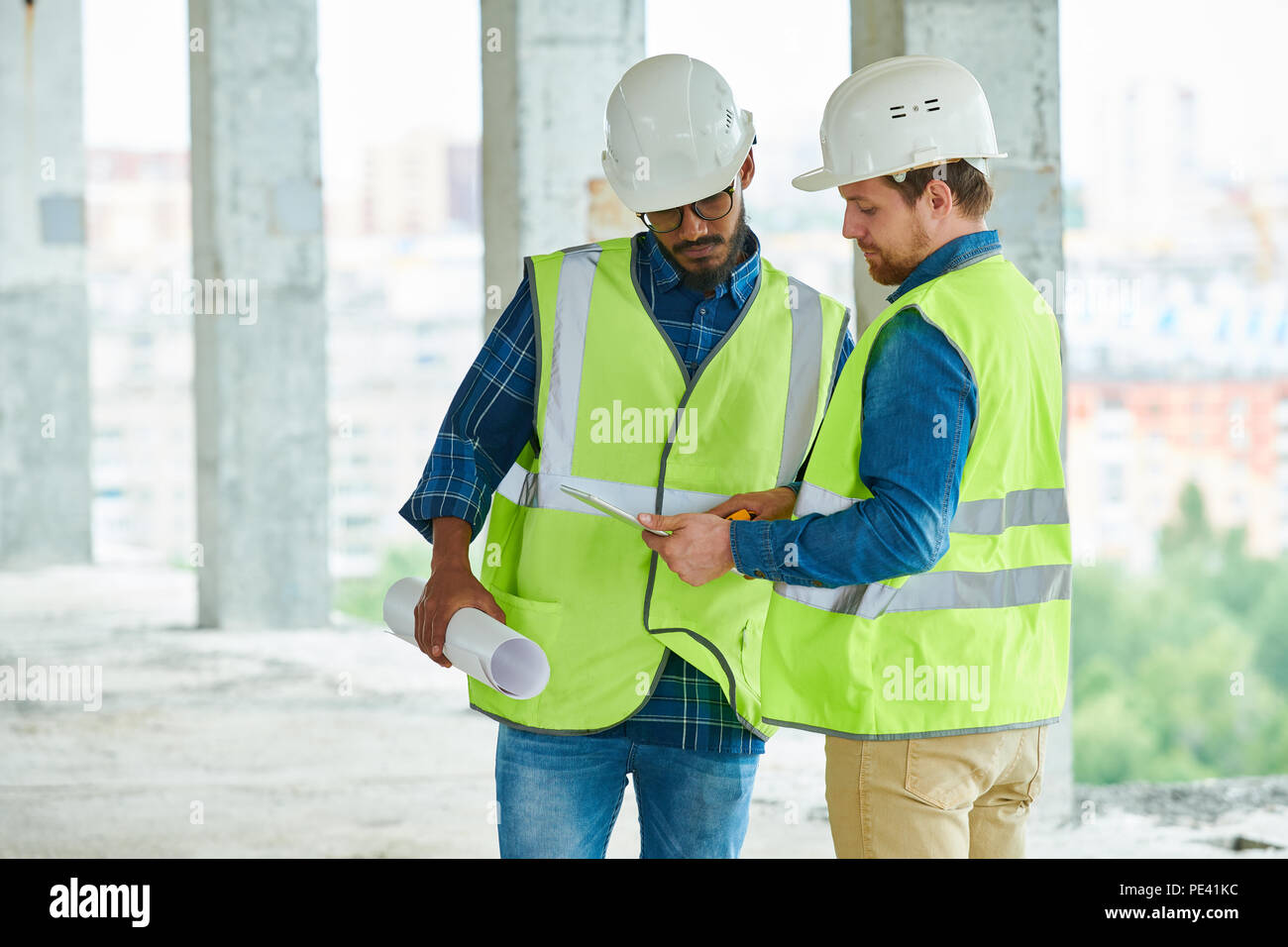 Engineers Studying Stock Photos & Engineers Studying Stock Images - Alamy