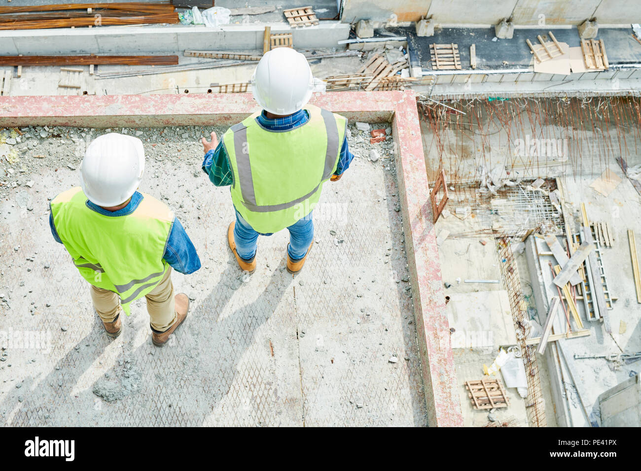 Construction workers back view hi-res stock photography and images - Alamy