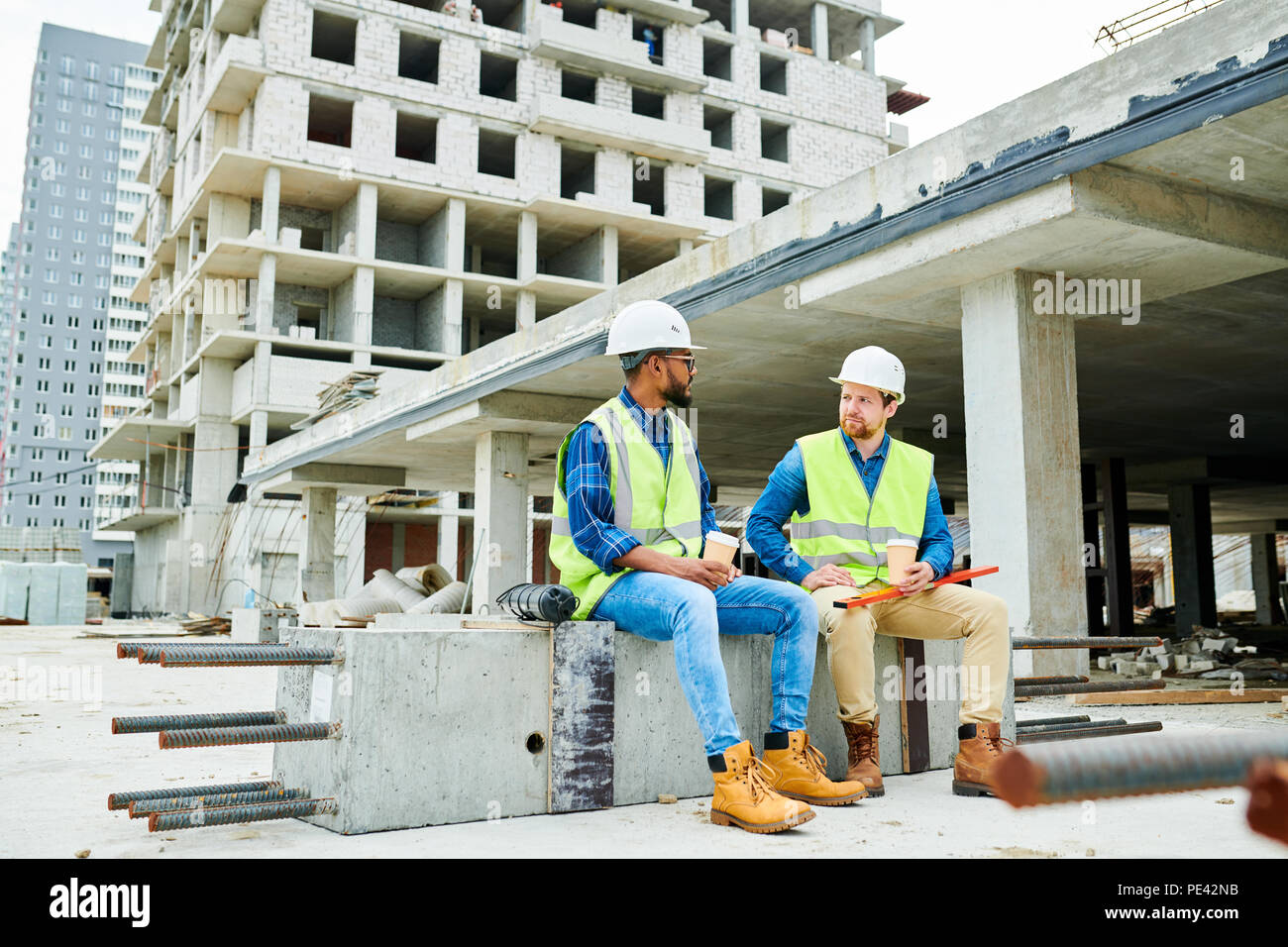 Construction workers sitting hi-res stock photography and images - Alamy
