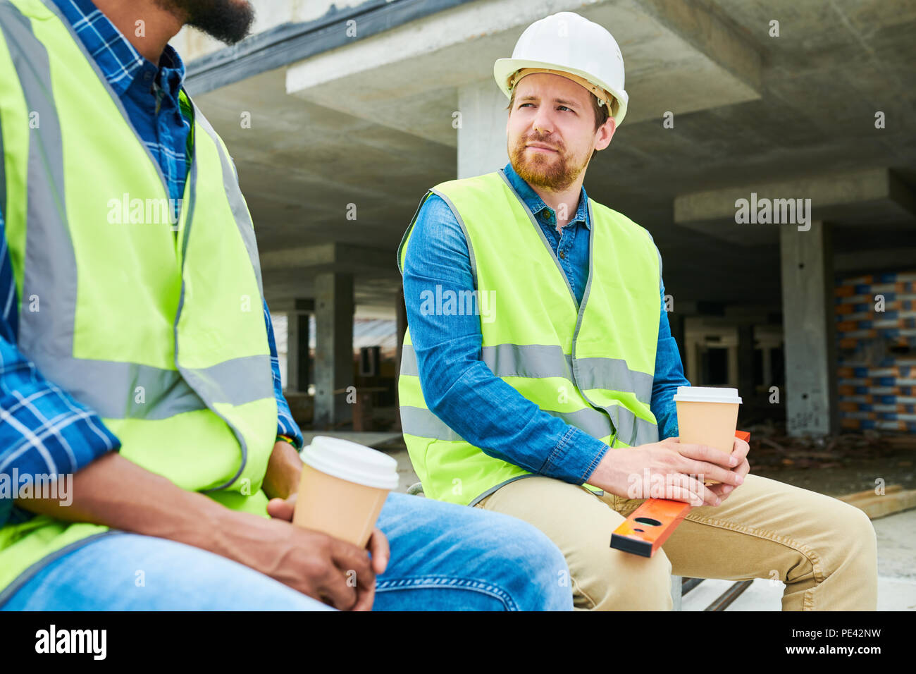Construction workers sitting hi-res stock photography and images - Alamy
