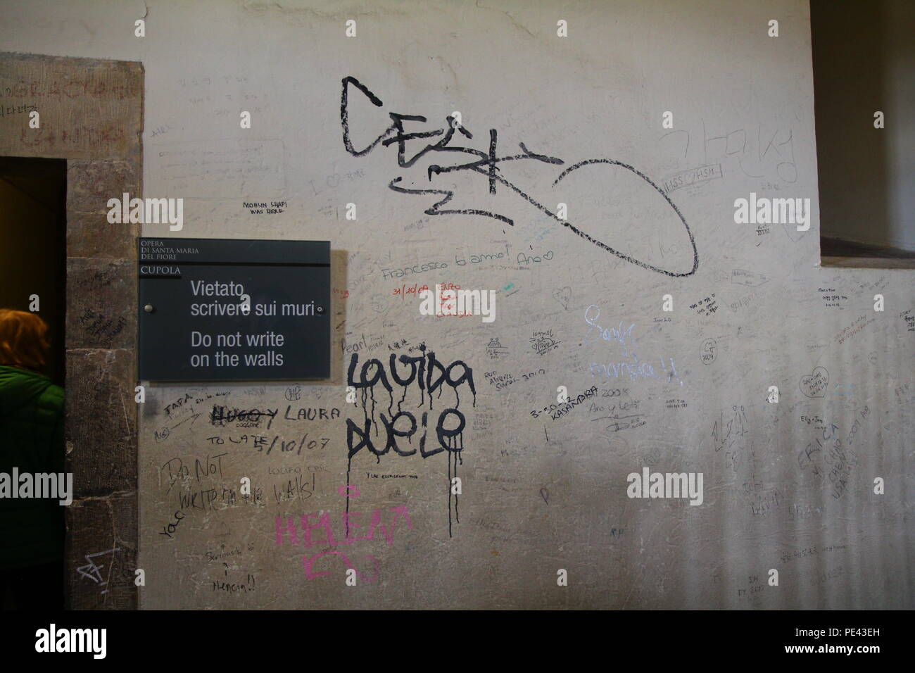 don't write on the wall sign in Florence, Italy Stock Photo - Alamy