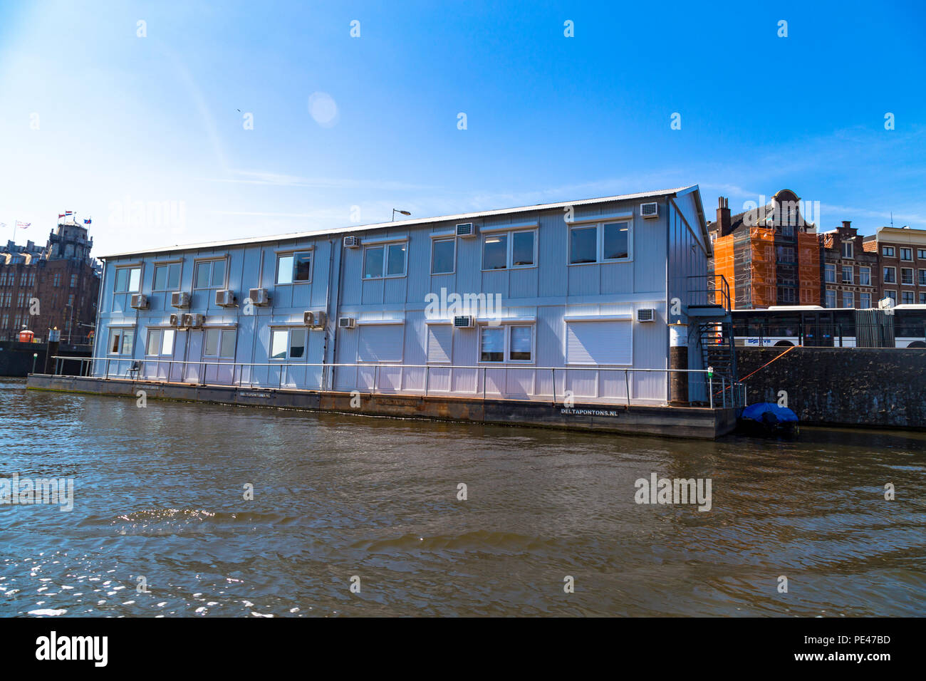 Floating houses modern houseboat hi-res stock photography and images ...