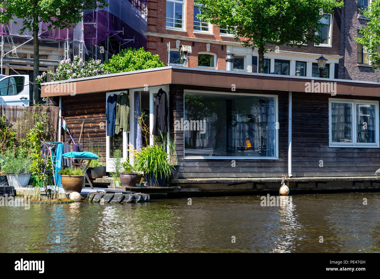 Floating houses modern houseboat hi-res stock photography and images ...